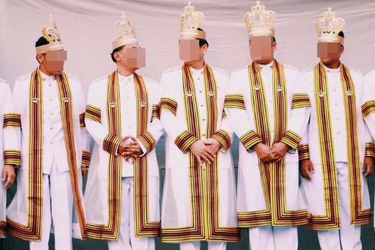 แชร์สนั่น!ม.ดังสวมมงกุฎให้บัณฑิตในงานรับปริญญา