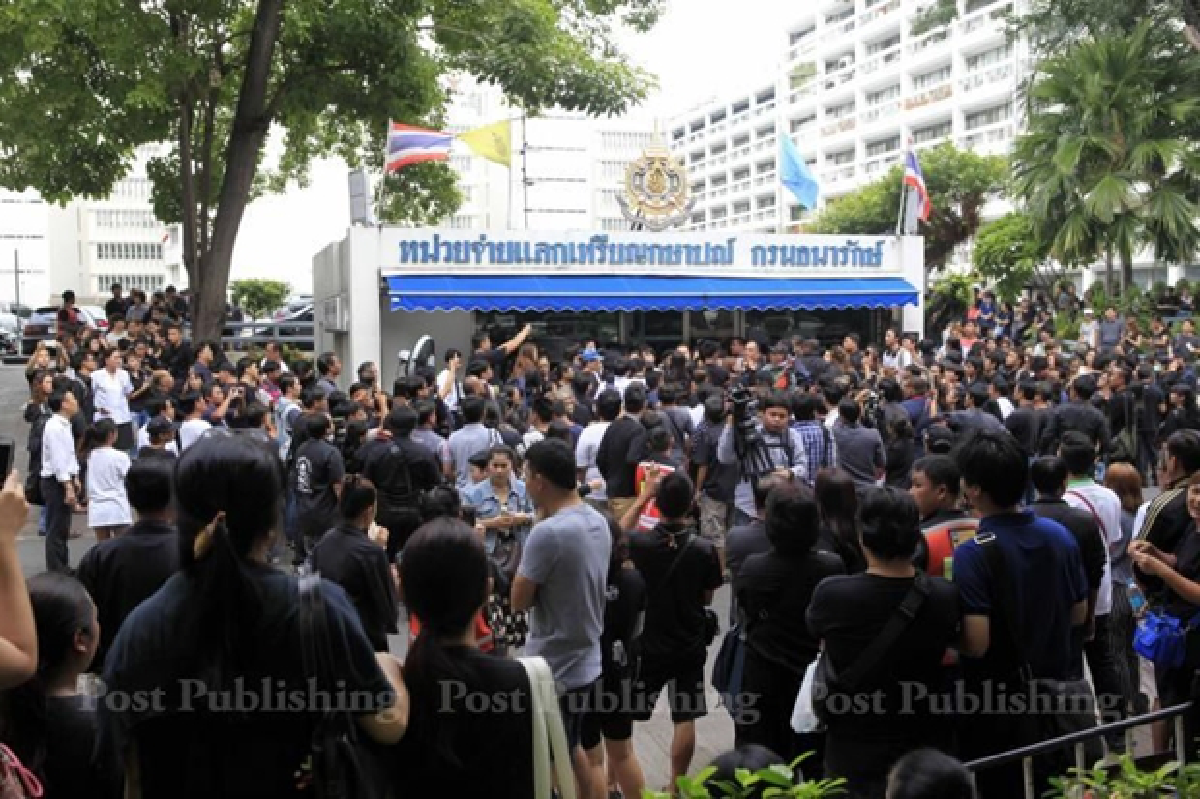 Long lines for royal commemorative coins