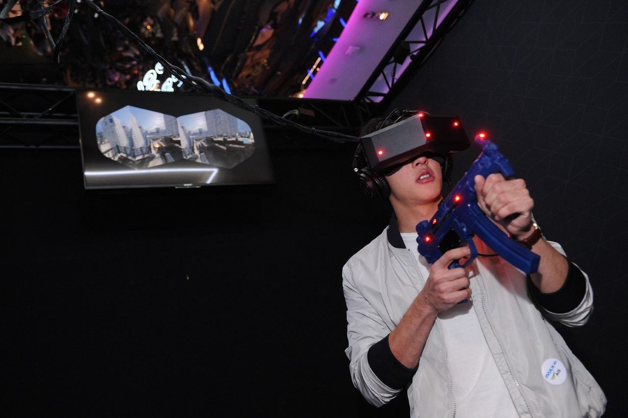 เหล่าคนดังร่วมสัมผัสประสบการณ์ใหม่เทคโนโลยีเสมือนจริง “AIS IMAX VR”