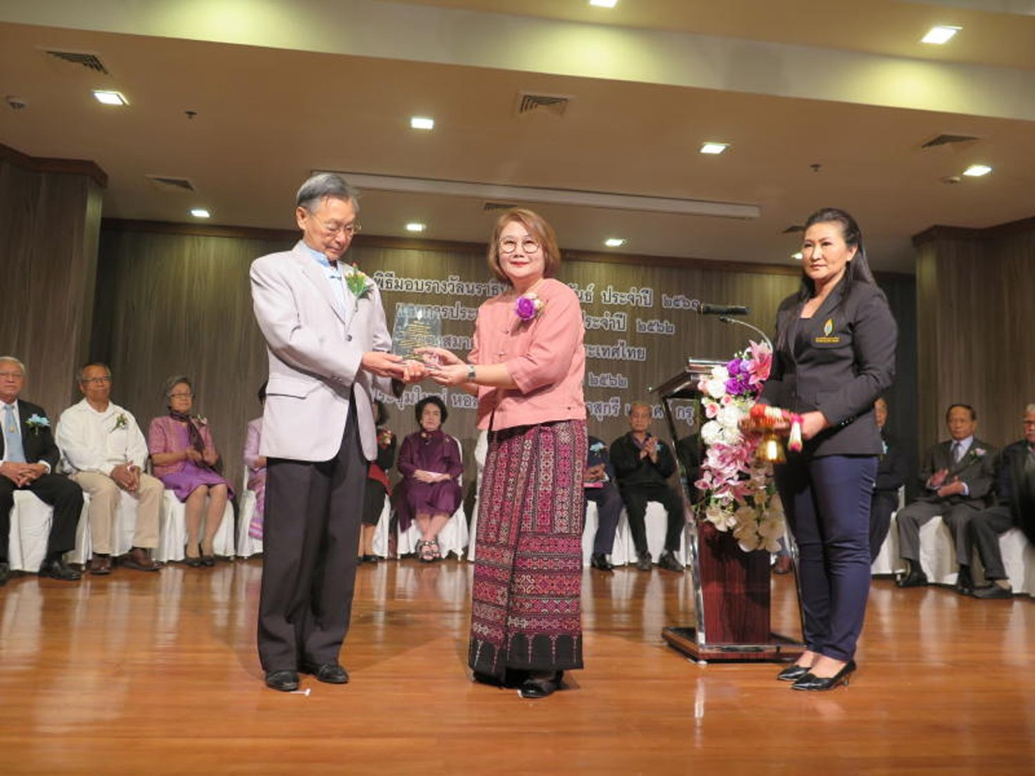 สมาคมนักเขียนฯ มอบรางวัลนราธิปปี 2561