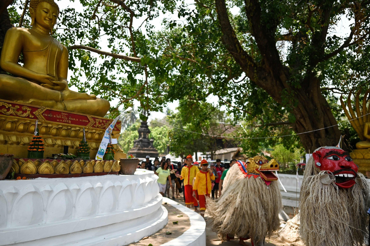 แห่ "ปู่เยอ ย่าเยอ" บรรพบุรุษแห่งเมืองหลวงพระบาง