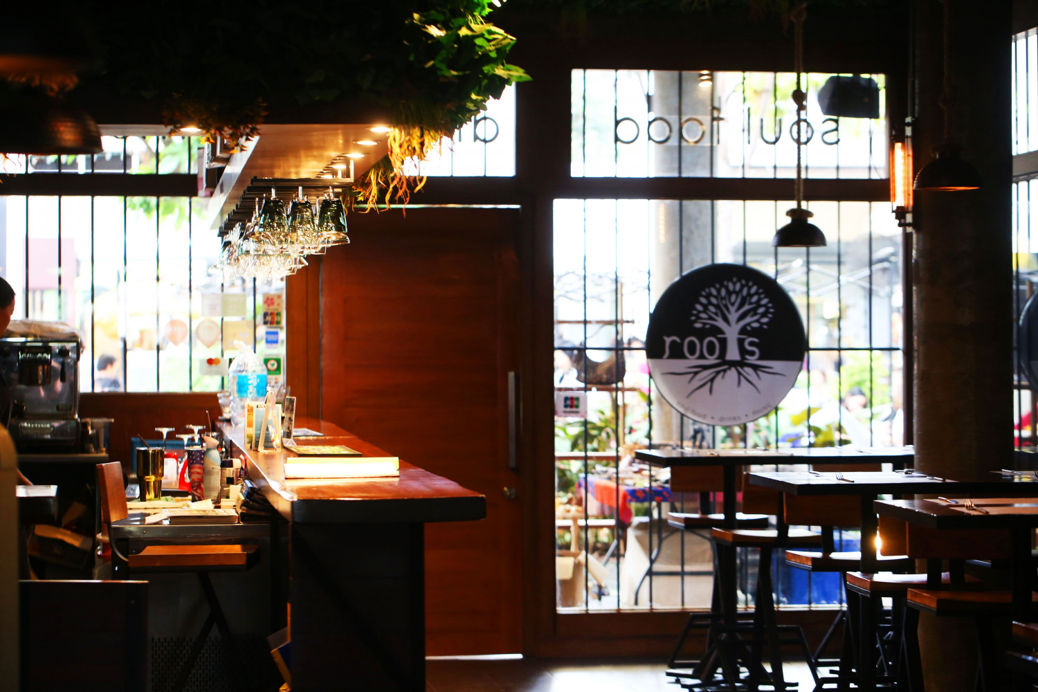 Roots Bangkok ดื่มด่ำรสชาติของอาหารให้ลึกเข้าไปถึงจิตวิญญาณ