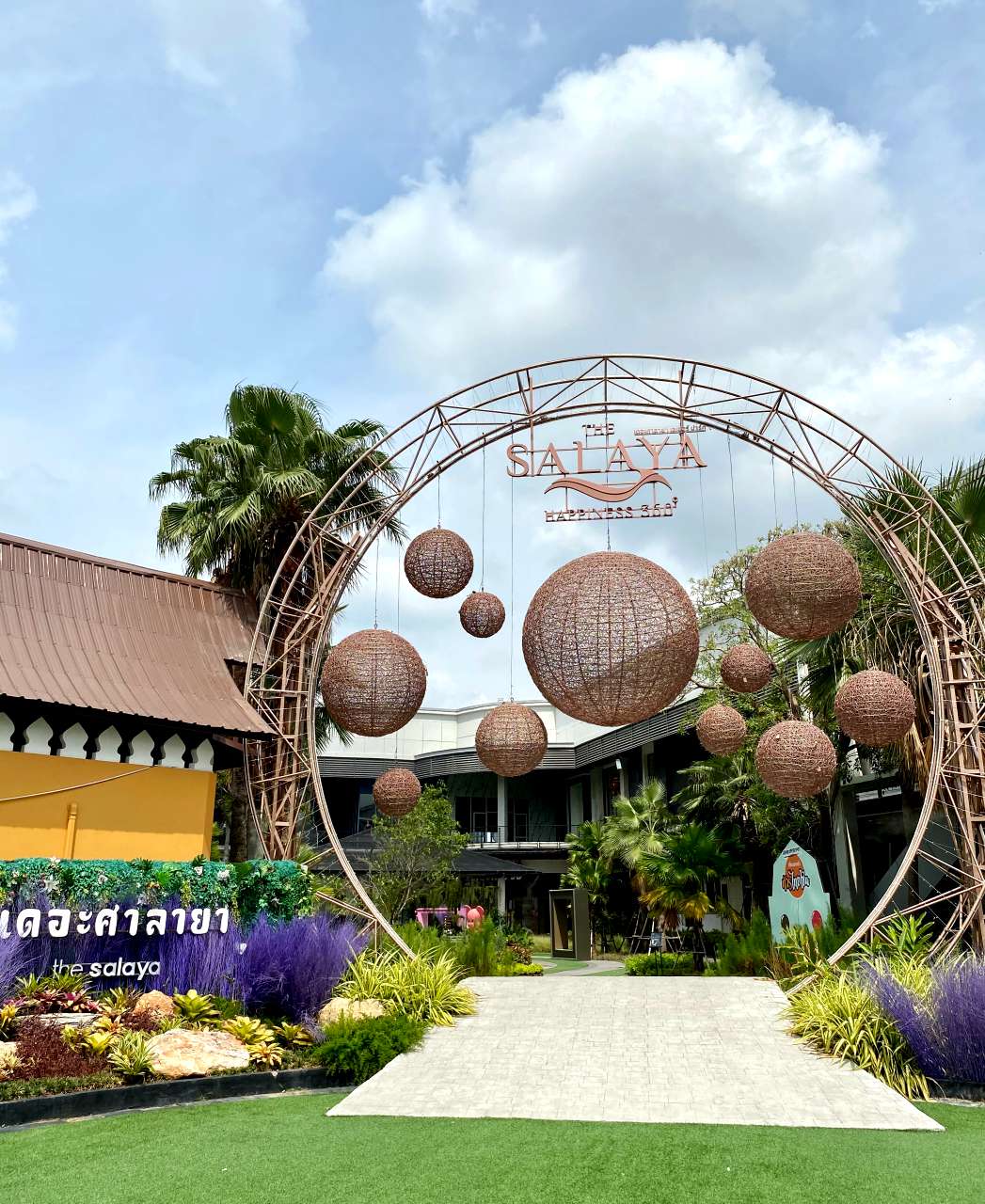 เที่ยว-กิน-ฟิน-ฟัน ณ โอเอซิสแห่งศาลายา 'The Salaya Leisure Park'