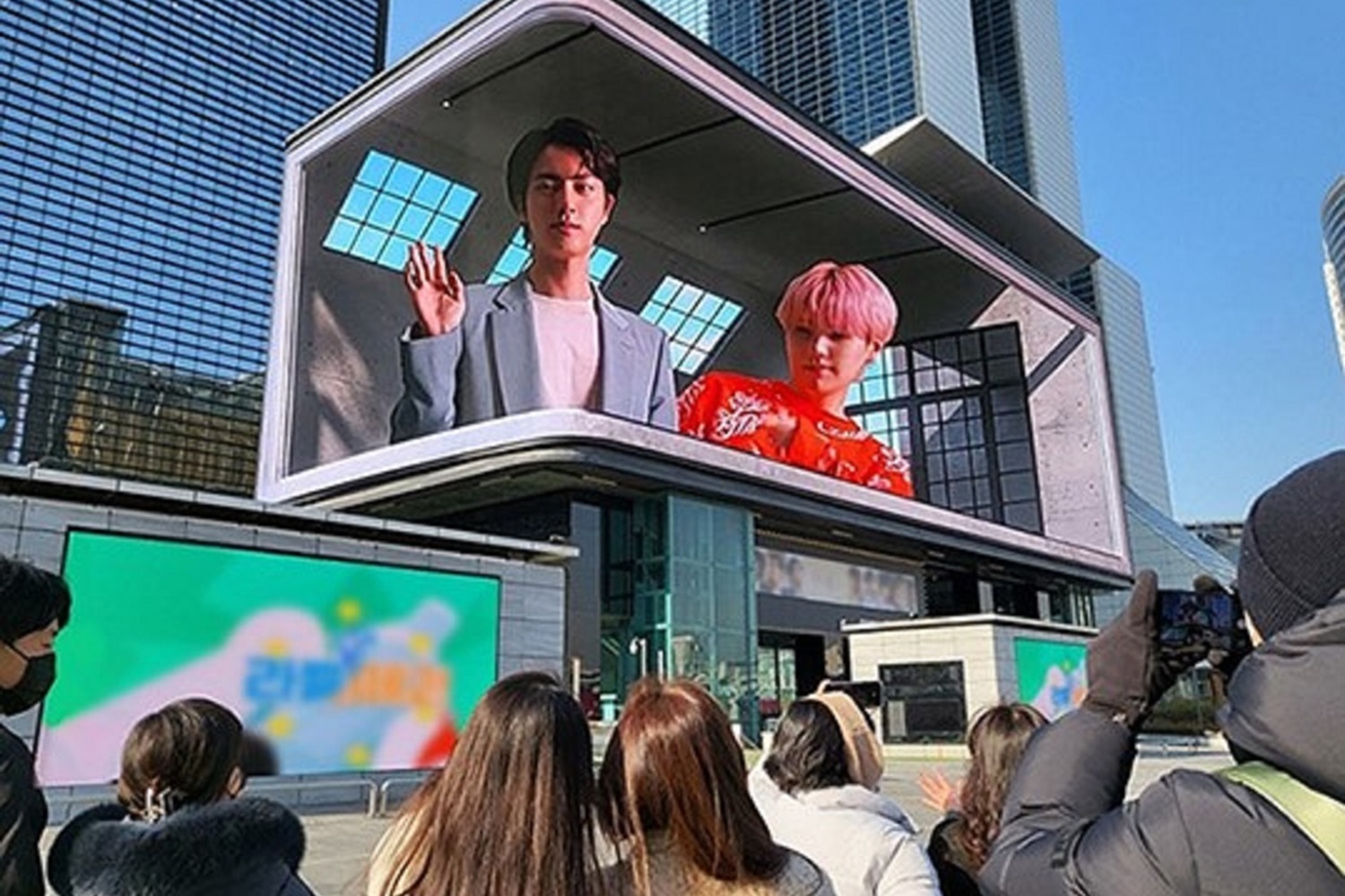 LINE WEBTOON และ HYBE โชว์ล้ำกลางสยามพารากอน