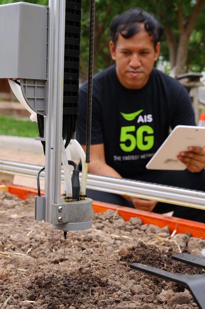 AIS สานต่อความร่วมมือ SDG Lab นำ 5G พัฒนา AIS 5G Farmbot หุ่นยนต์เกษตรอัจฉริยะ