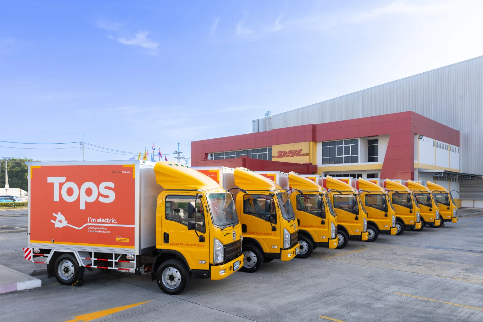 Tops ผนึกกำลัง DHL เปิดตัวรถขนส่งไฟฟ้าพลังงานสะอาด
