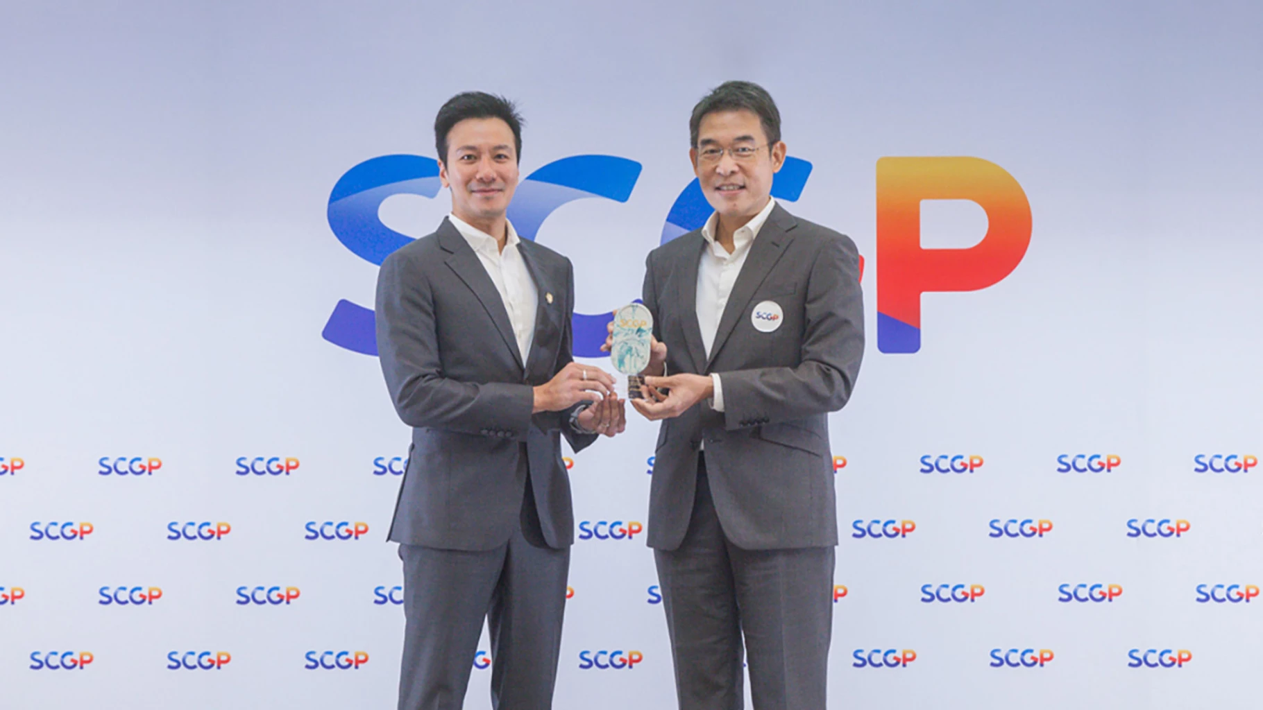 เชลล์รับรางวัลจาก SCGP น้ำมันหล่อลื่นผลิตจากพลาสติกรีไซเคิล 100%